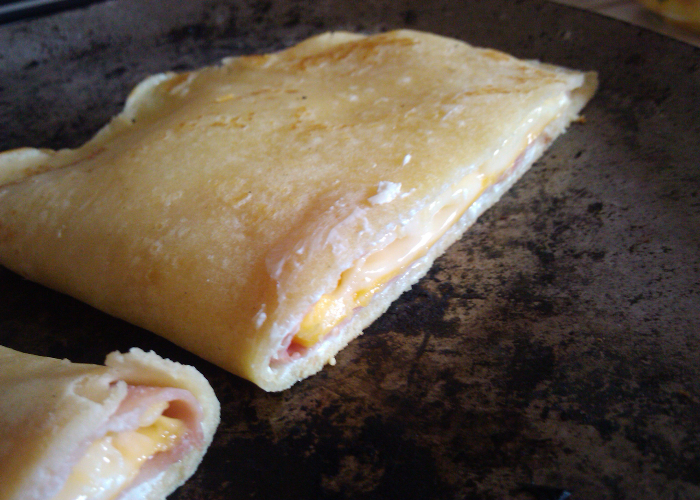 ¿Cómo preparar crepes saladas con quesos adicionales?