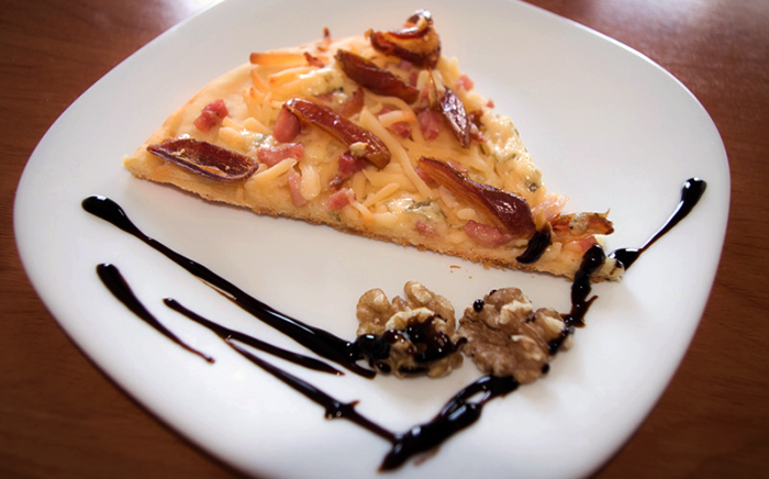 Cómo preparar pizza de bacon y dátiles