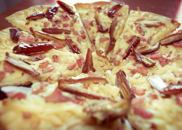 Cómo preparar pizza de bacon y dátiles