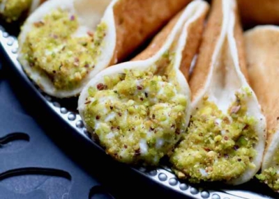 Receta de Qatayef (crepes rellenas de crema de pistacho)